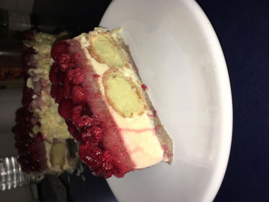 Рецепта за Еклерова торта „Неделя“ с малини от Elizabeth Dimitrova ...